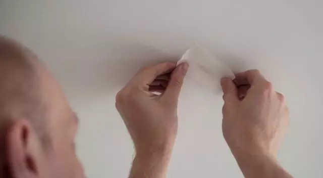 Дупка в опъната таван: как да се придържам как да се скрие, ако е притиснат, видео