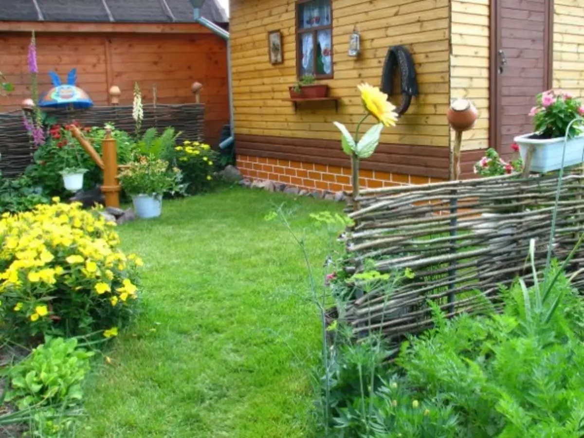 How to make a braided fence with your own hands from the vine + photo and video 1500_1