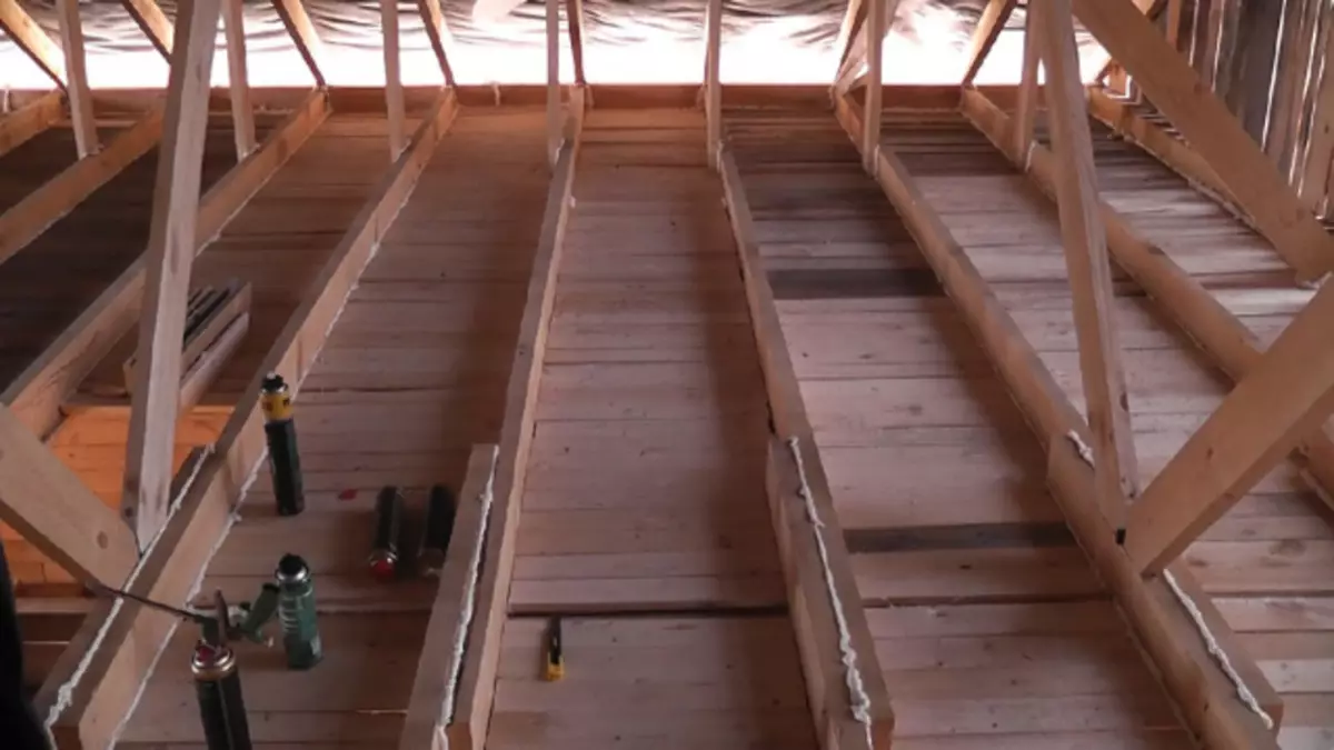 Que enjuagar el techo en vigas de madera