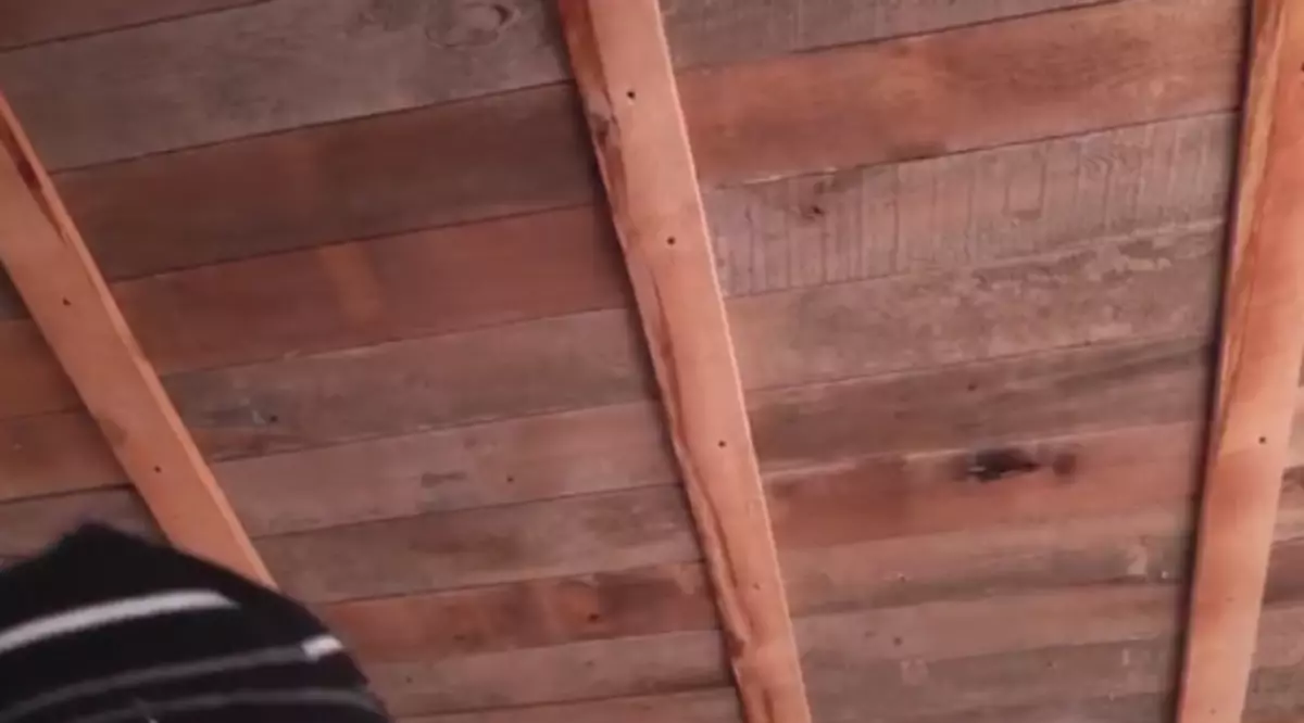 लकड़ी के बीम पर छत को कुल्ला करने के लिए