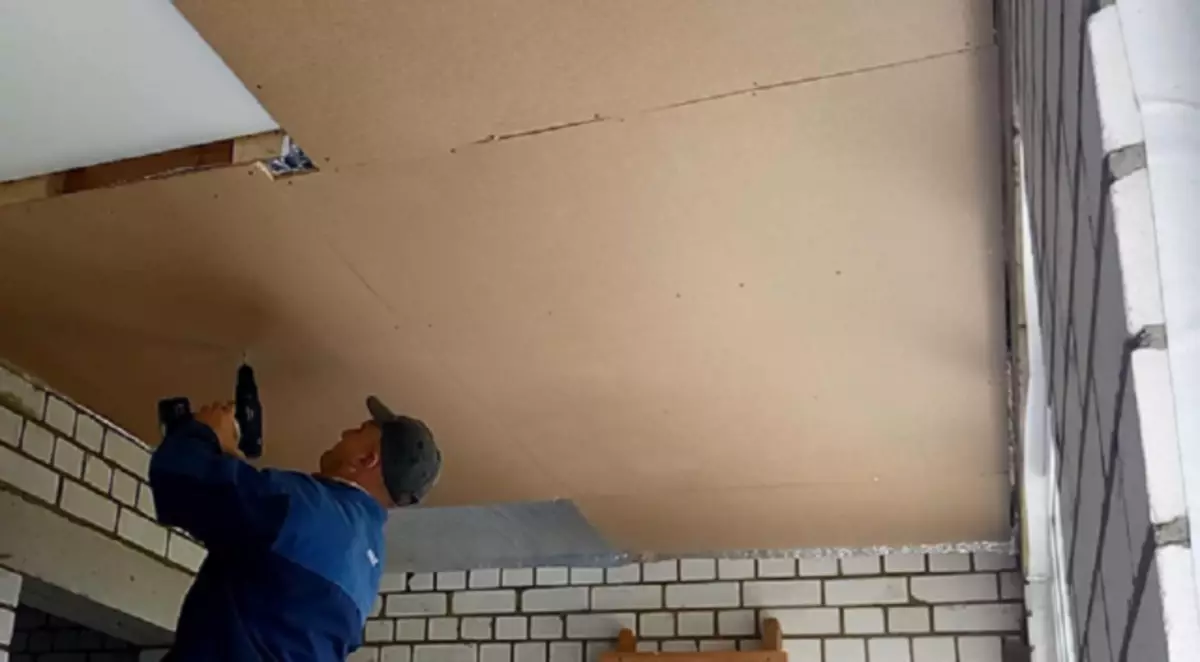 Decât să clătiți plafonul pe grinzi din lemn