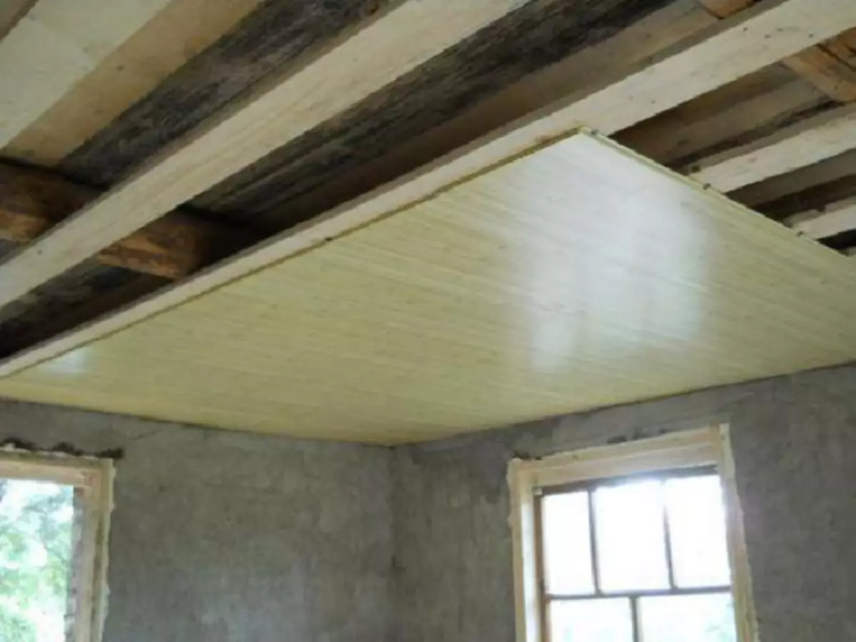 Nego ispirati strop na drvenim gredama