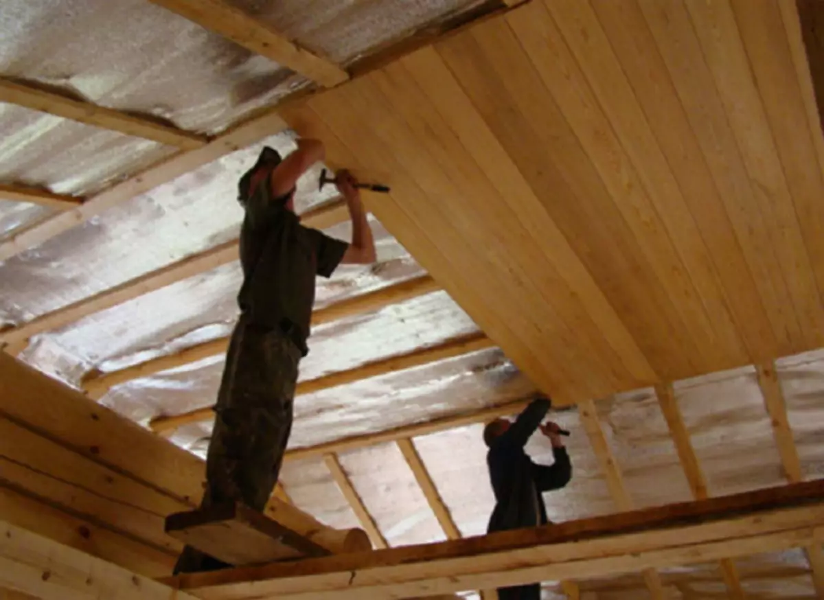 Decât să clătiți plafonul pe grinzi din lemn
