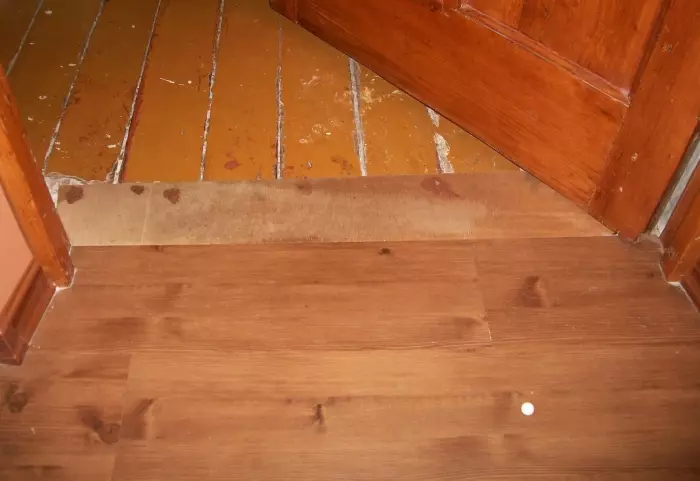 Lining linoleum di lantai kayu 15604_1