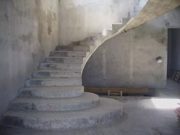 Staircase alifanya ya saruji.