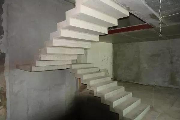 Betonból készült lépcsőház