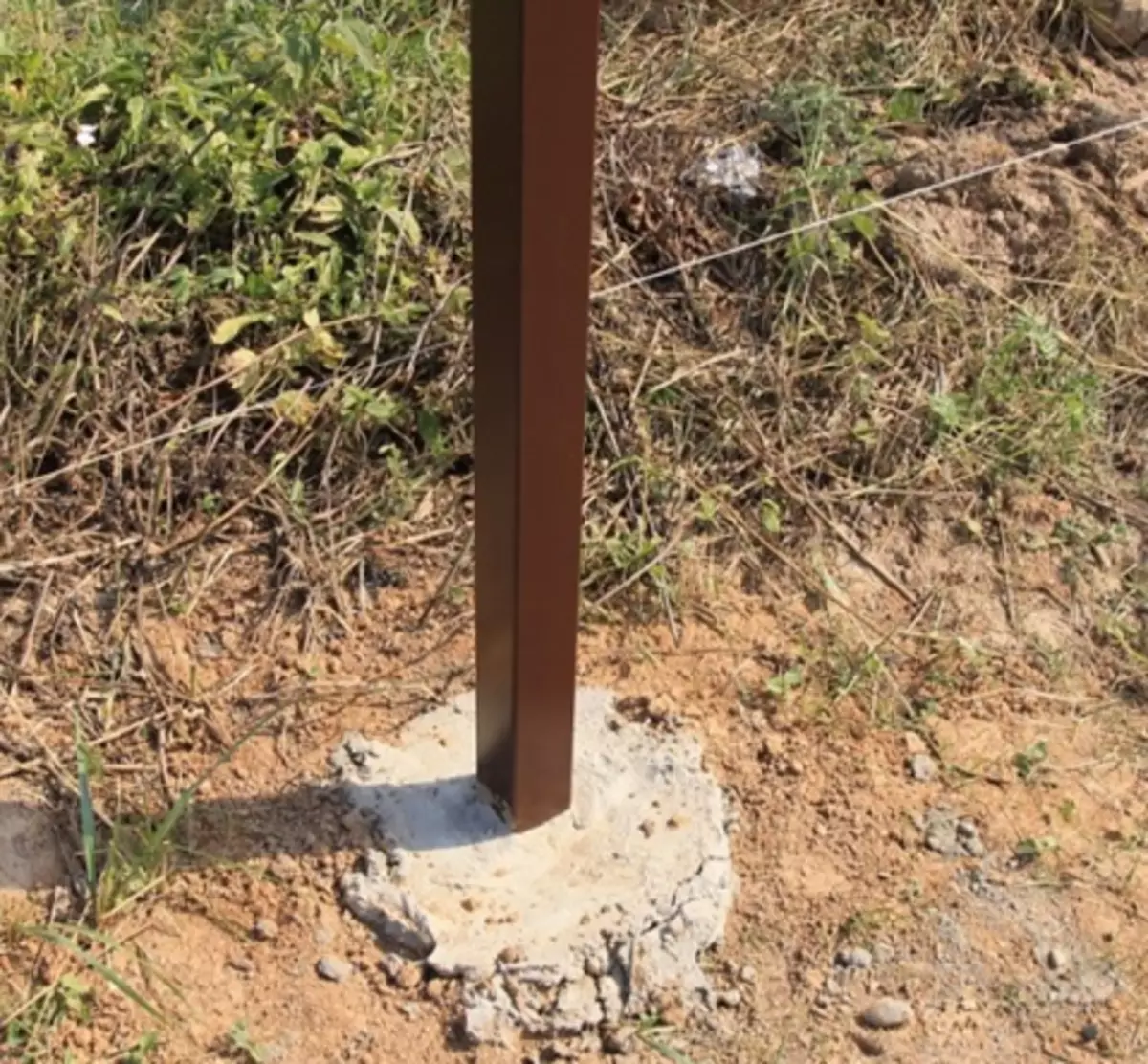 Setelah memasang pilar, lubang dituangkan beton