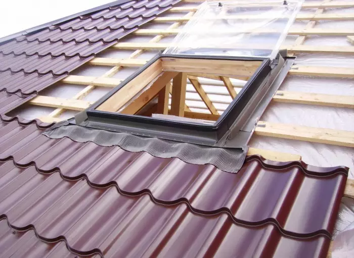 Bagaimana untuk menaikkan bumbung di rumah persendirian 15777_10