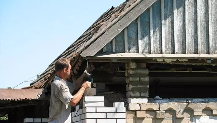 Comment élever le toit dans une maison privée 15777_3