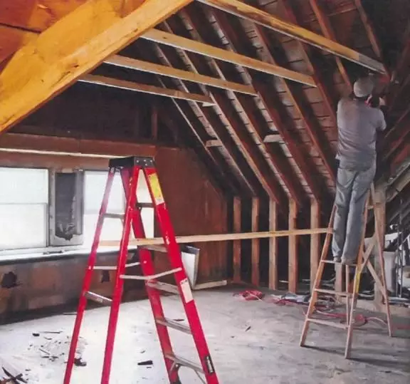 Bagaimana untuk menaikkan bumbung di rumah persendirian 15777_9