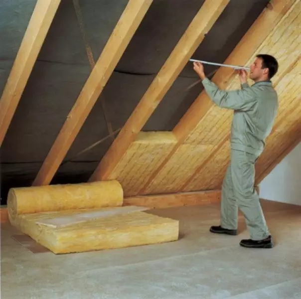 Si të izoloni çatinë e pllakave metalike 15803_3