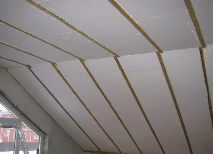 Si të izoloni çatinë e pllakave metalike 15803_6