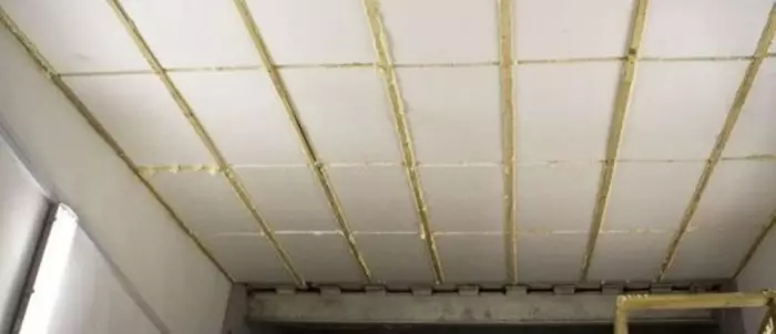 Si të izoloni çatinë e pllakave metalike 15803_7