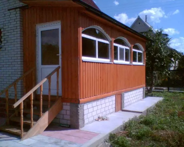 Veranda melekat pada rumah: arahan langkah demi langkah + foto, video 15875_10