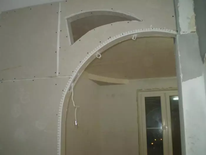 Kinahanglan ba nimo ang plaster drywall sa ilawom sa wallpaper 16069_8