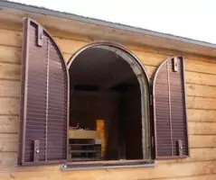 Persianas de fiestras para casas de campo: de madeira e metal 1614_5