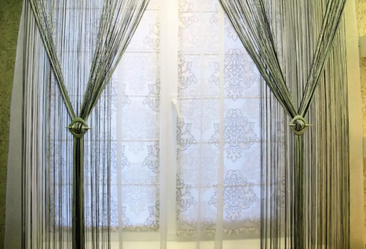 Thread curtains in the interior + photo