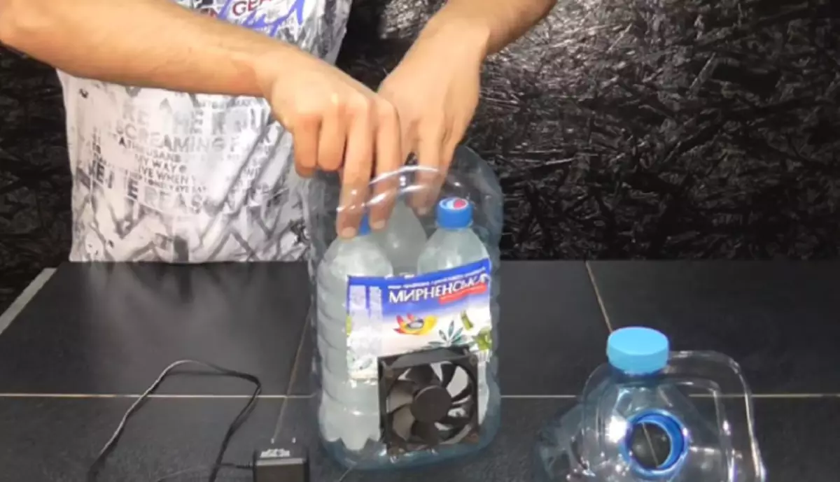 تكييف الهواء من زجاجات بلاستيكية بأيديهم 1742_6