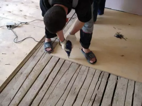 木の床に合板を敷設する
