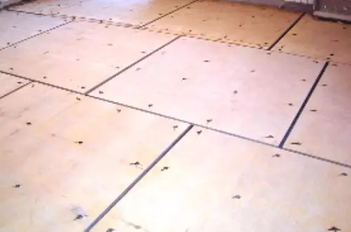 木製の床のアライメント合板