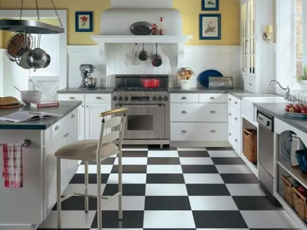 Crna i bijela pločica u kuhinji