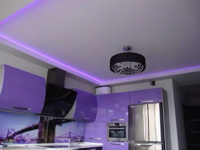 Stretch twee-level plafond in de keuken: glanzend, mat, ontwerp en foto