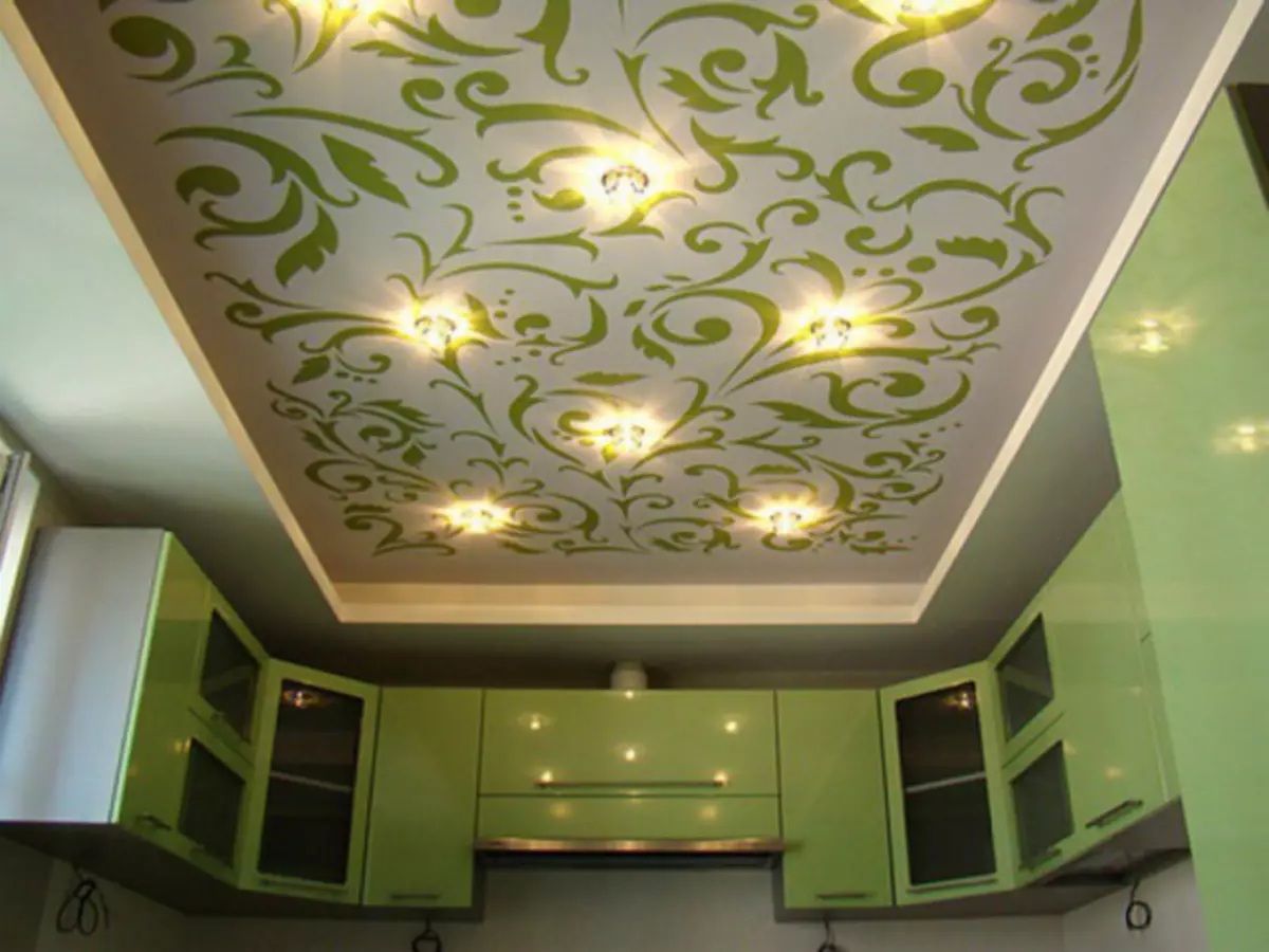 在厨房里拉伸两级天花板：有光泽，遮罩，设计和照片