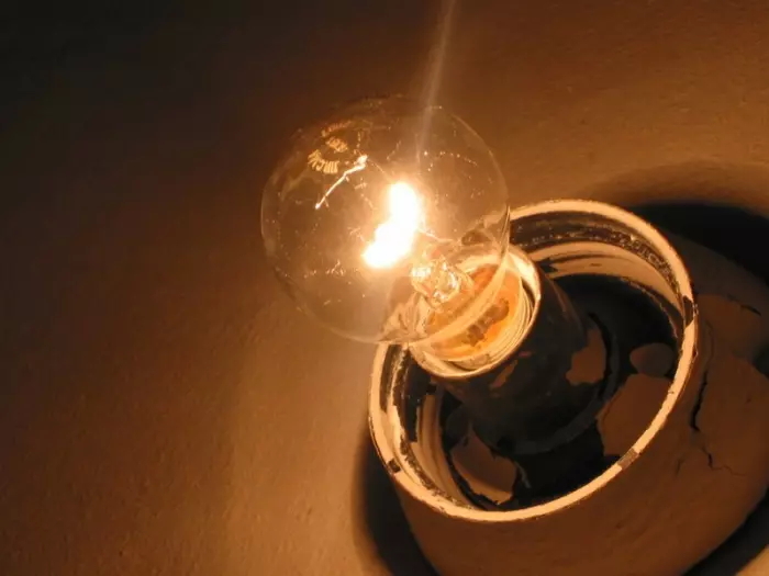 Varför i lägenheten blinkar ljus: skäl, konsekvenser, eliminering
