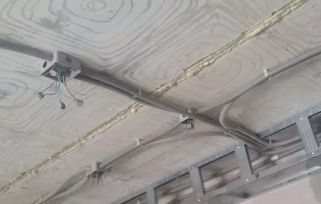 Cablare sub plafonul de tensiune: reparații, înlocuire, instalare sub lămpi
