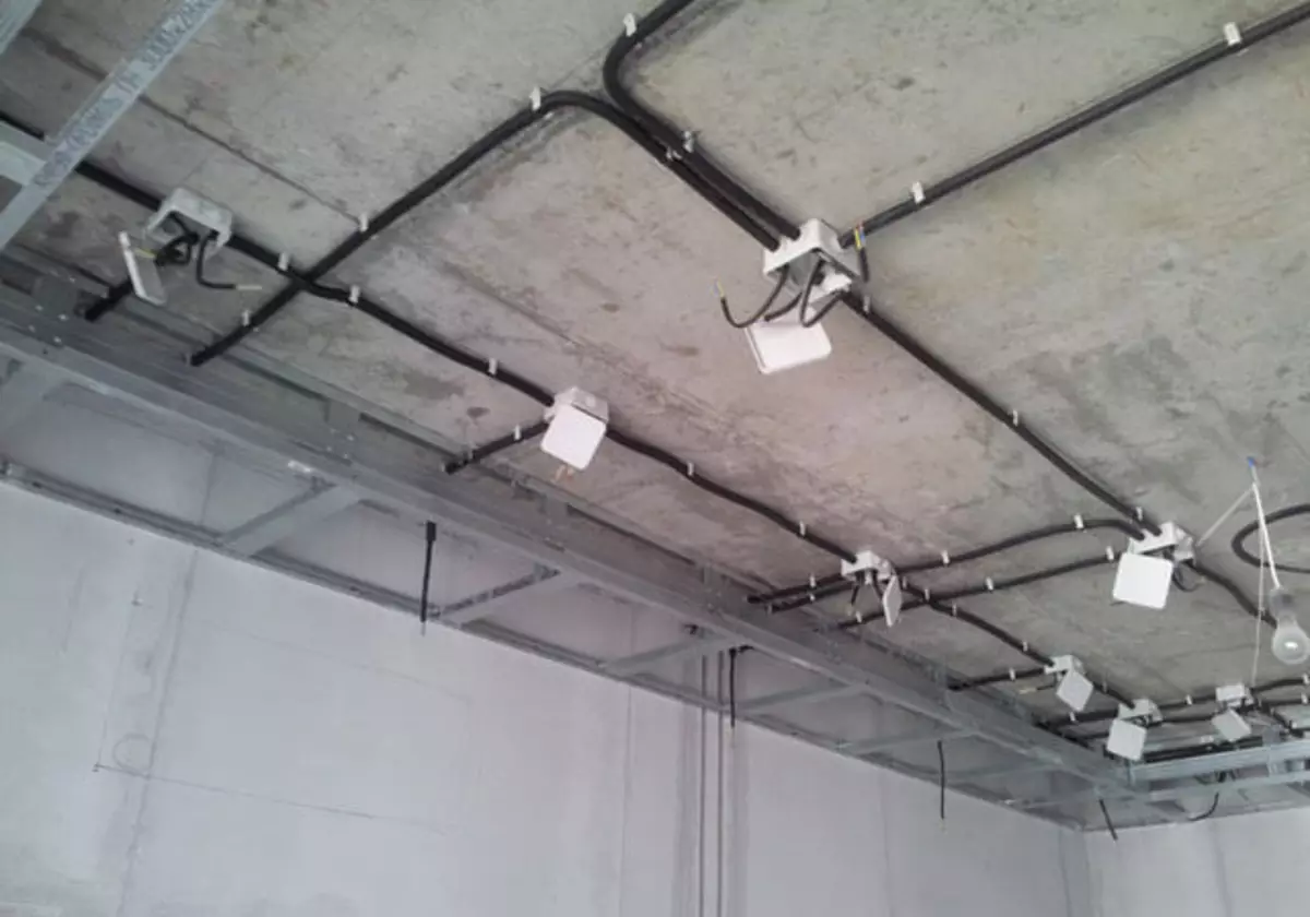 Cableado baixo o teito de tensión: reparación, substitución, instalación baixo as lámpadas