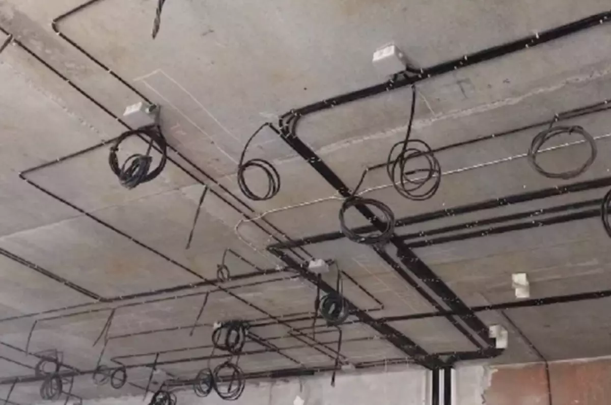 Kabel di bawah plafon ketegangan: perbaikan, penggantian, instalasi di bawah lampu