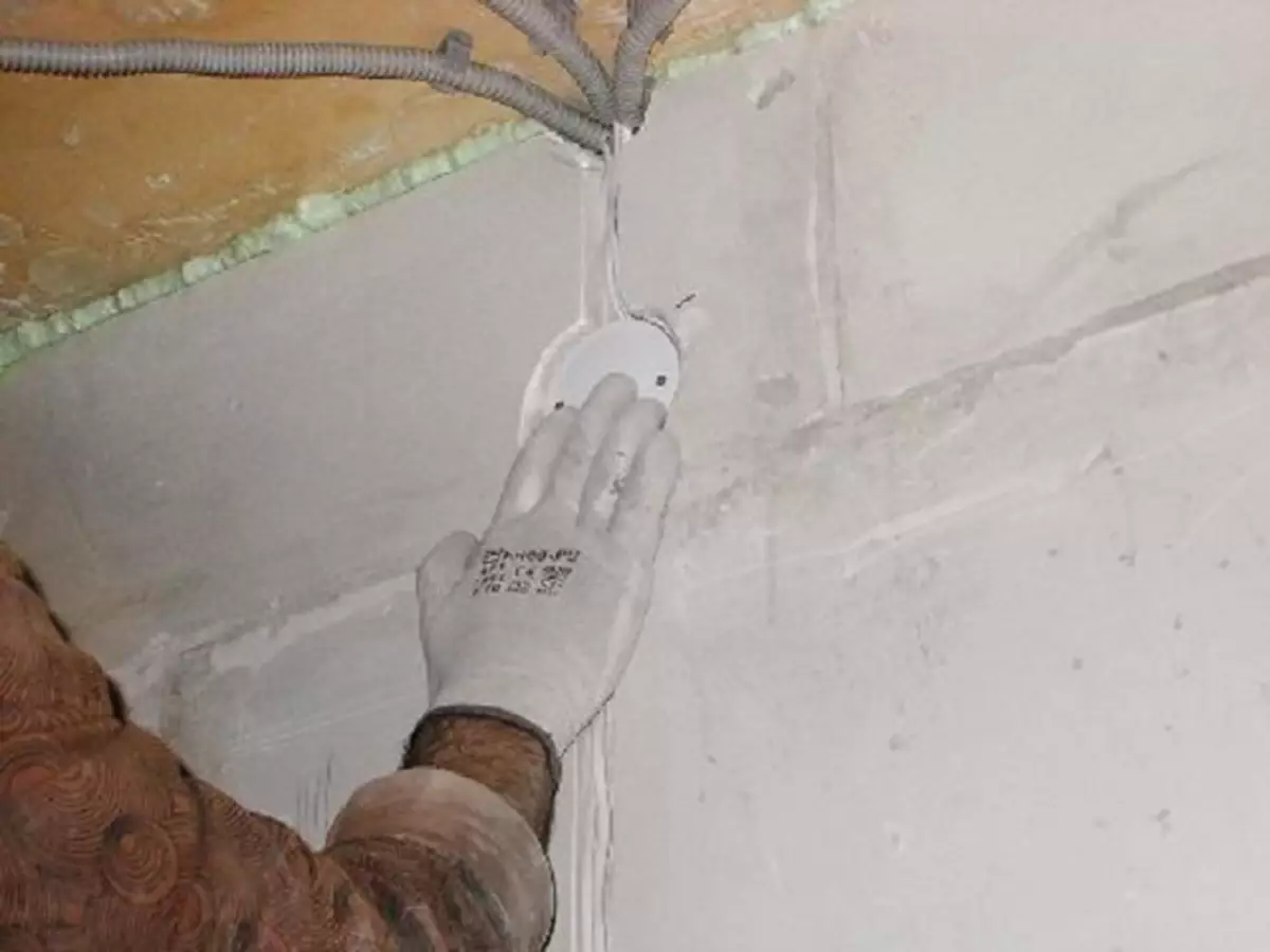 Cablaggio sotto il soffitto di tensione: riparazione, sostituzione, installazione sotto le lampade