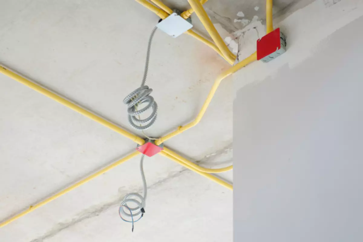Bedrading onder die spanning plafon: herstel, vervanging, installasie onder die lampe