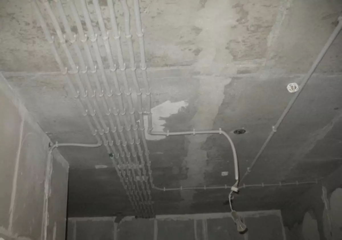 Wiring ûnder it spanning plafond: reparearje, ferfanging, ynstallaasje ûnder de lampen