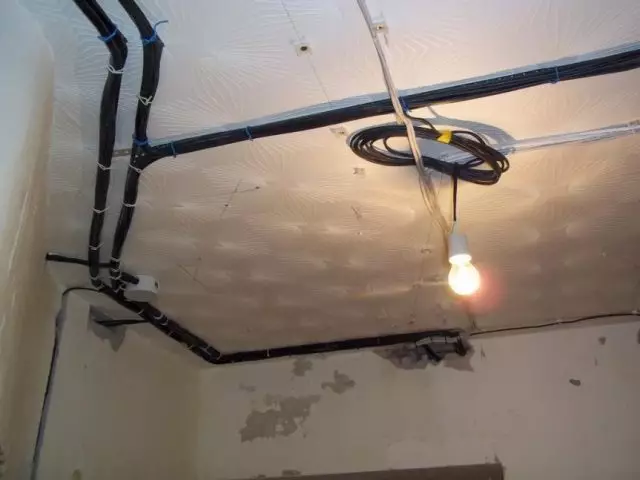 Kabling under spenningsloftet: Reparasjon, erstatning, installasjon under lampene
