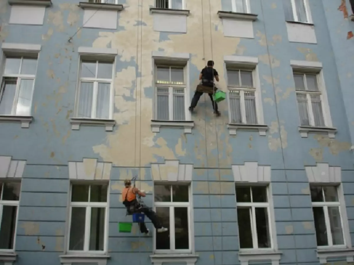 Repair of the facade of an apartment building