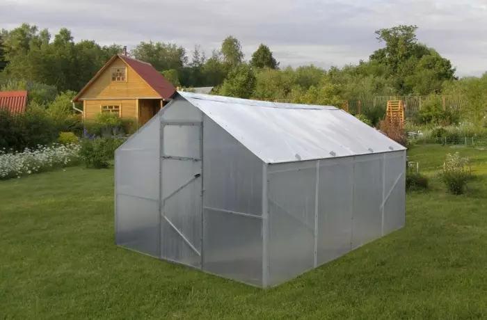 Greenhouse with a two-tie roof of polycarbonate