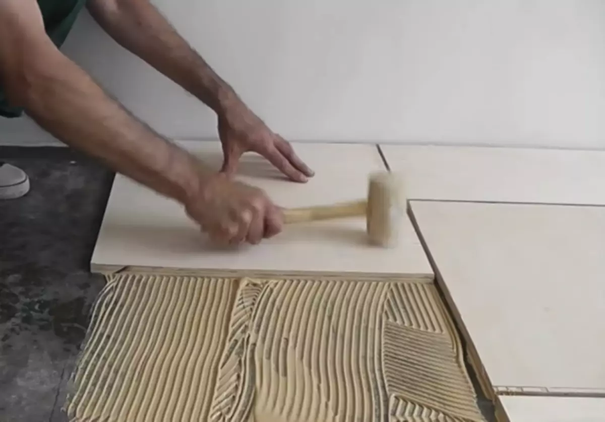 Apa dan bagaimana merekatkan kayu lapis dengan benar ke lantai beton