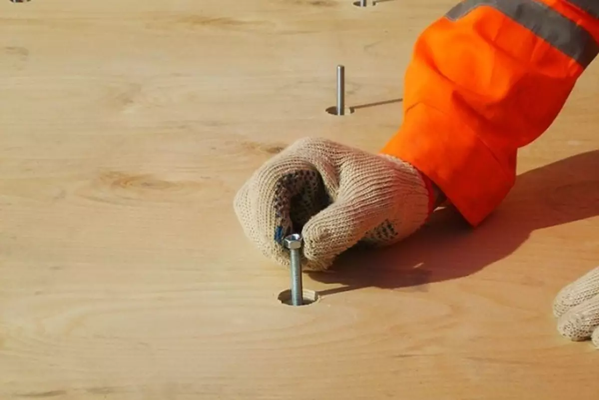 Cái gì và cách dán keo dán đúng cách vào sàn bê tông