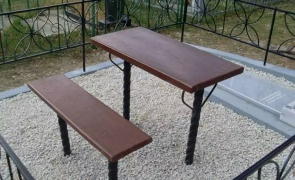 Hur man gör ett bord och en bänk på kyrkogården med egna händer