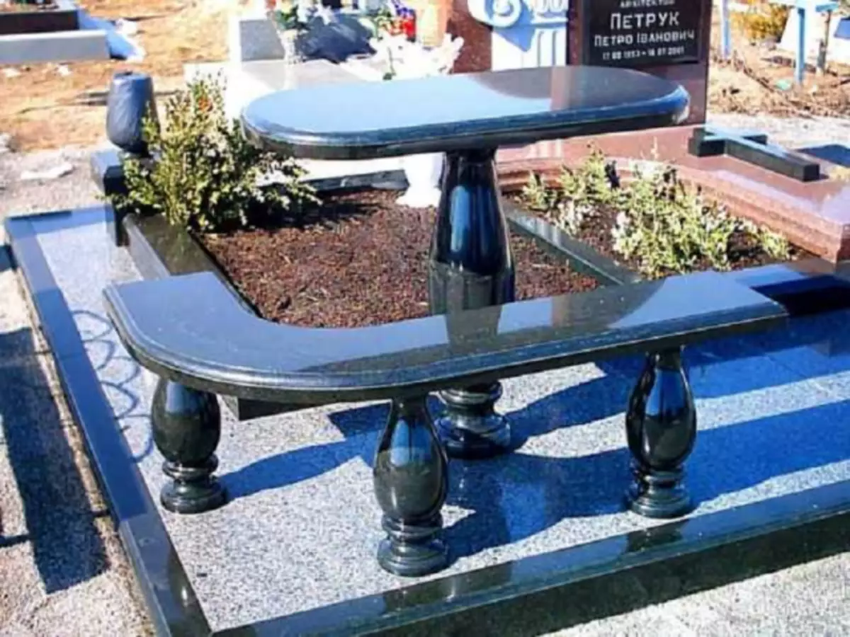 So machen Sie einen Tisch und eine Bank auf dem Friedhof mit eigenen Händen