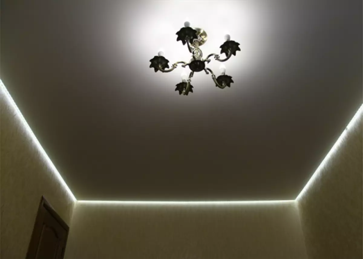 Едно ниво Рашири тавани: Фото и позадинско осветлување Опции за дизајн