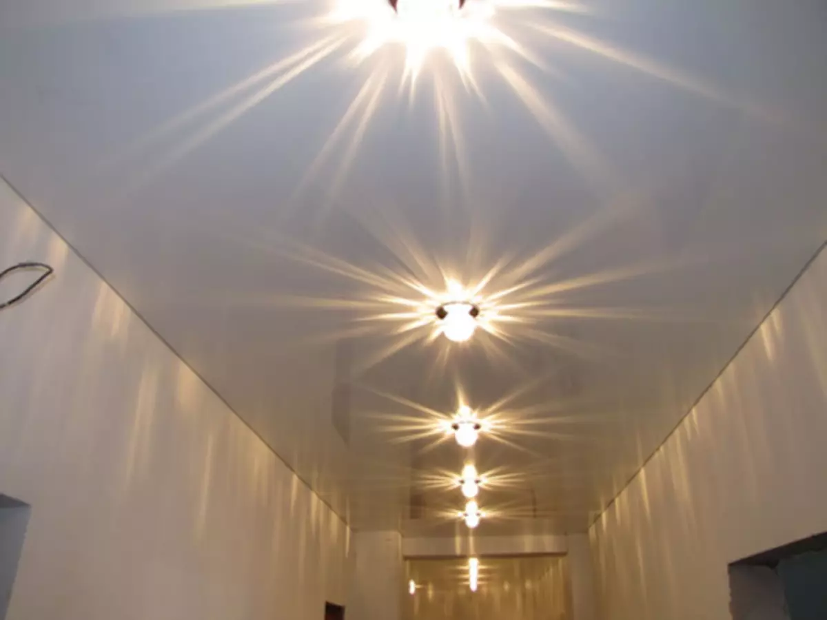 Едно ниво Рашири тавани: Фото и позадинско осветлување Опции за дизајн