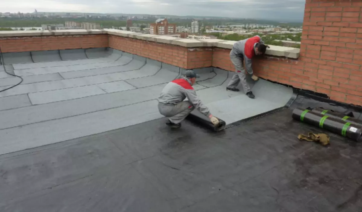 WATERPROOFING nan yon do-kay plat nan kay la: aparèy ak enstalasyon ak pwòp men ou