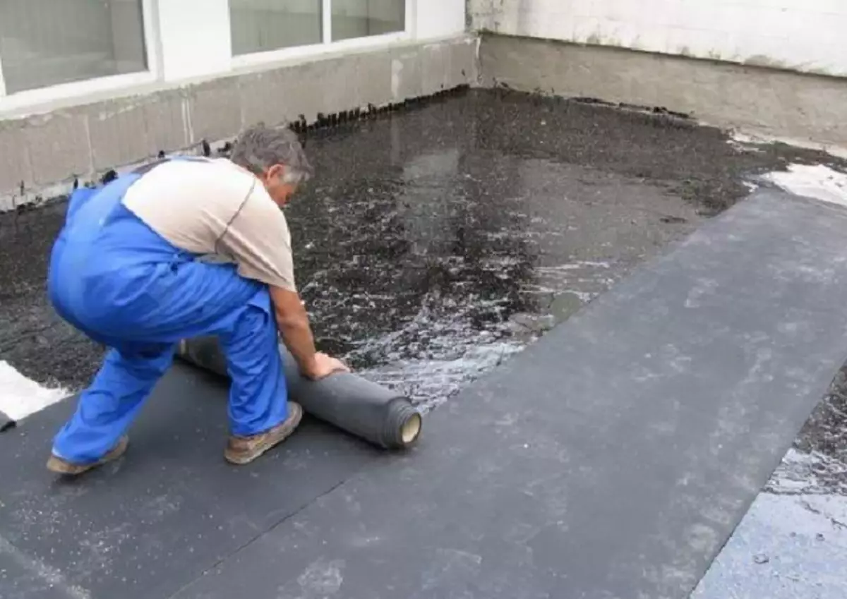 WATERPROOFING nan yon do-kay plat nan kay la: aparèy ak enstalasyon ak pwòp men ou