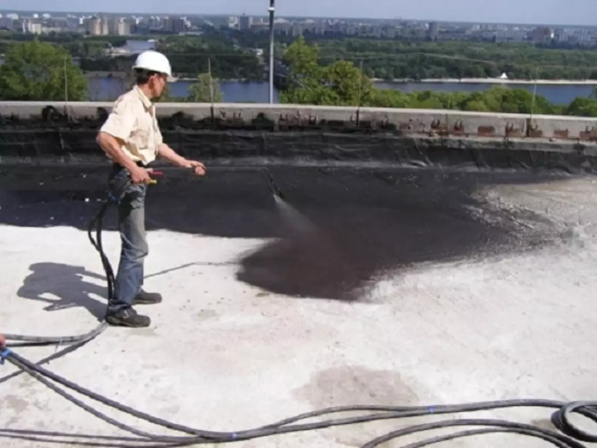 Waterproofing ntawm lub ru tsev tiaj tiaj ntawm lub tsev: ntaus ntawv thiab teeb nrog koj tus kheej tes