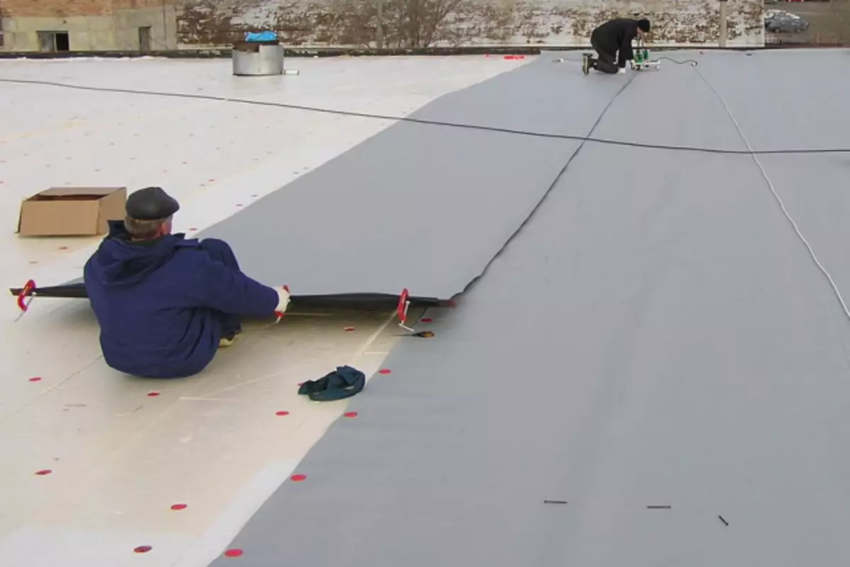 WATERPROOFING nan yon do-kay plat nan kay la: aparèy ak enstalasyon ak pwòp men ou