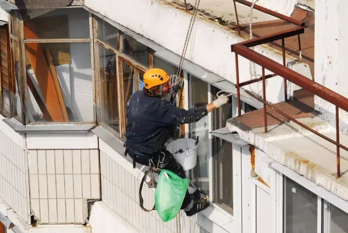 Hoe maak je een plafond op het balkon 3853_3