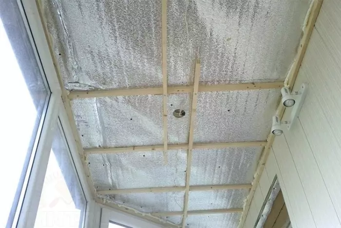 Hoe maak je een plafond op het balkon 3853_5