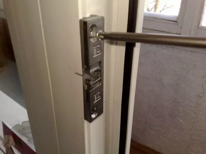 Како да ја прилагодите вратата од пластичната балкон 3867_5